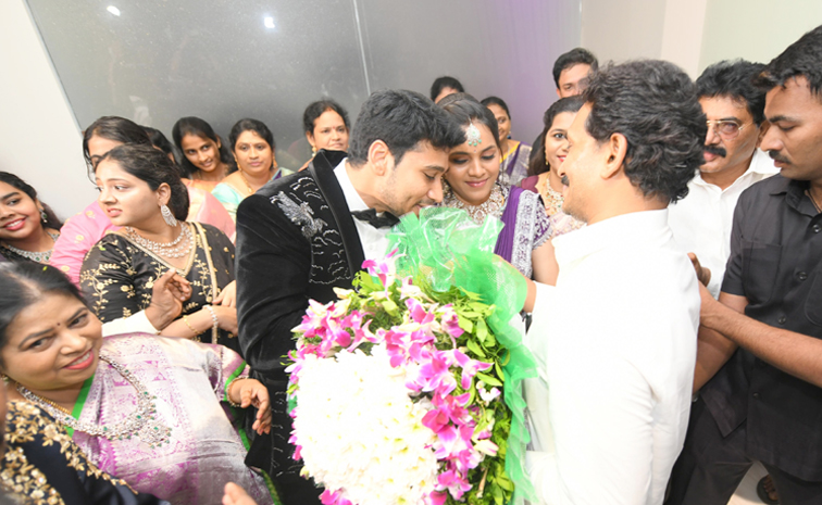 జోగి రమేష్‌ తనయుడి వివాహ రిసెప్షన్‌.. నూతన వధూవరులకు వైఎస్‌ జగన్‌ ఆశీర్వాదం (ఫొటోలు) | YS Jagan ...